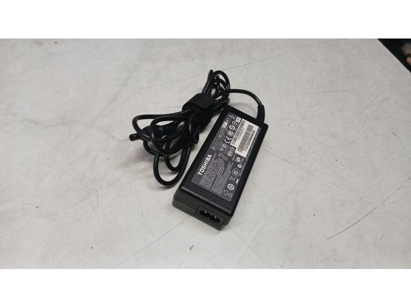 adapter Toshiba 19v 3,42a ispravan 5,5x2,1 mm