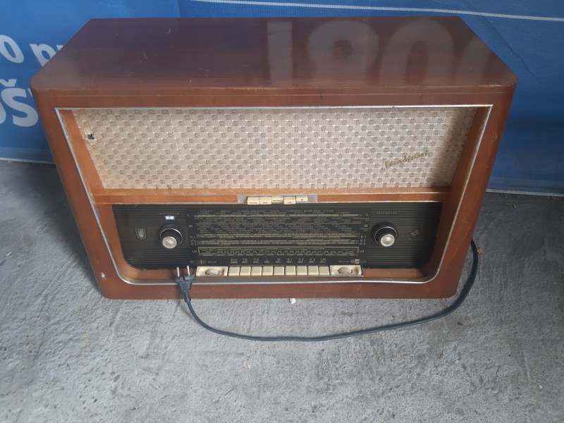 stari veliki retro radio uredjaj