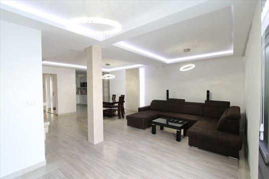Moderna kuća sa bazenom kod Belog dvora, ID 7436