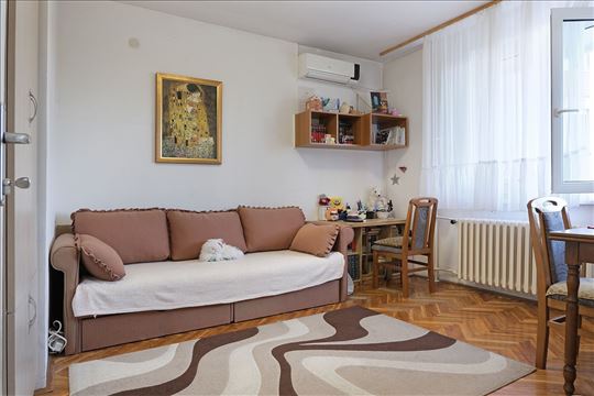 Uknjižen, adaptibilan u dvoiposoban
