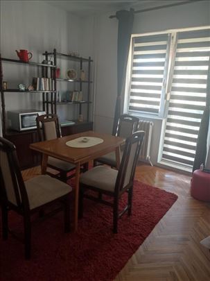 Garsonjera sa balkonom,25 m2,Ćirpanova