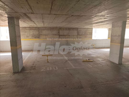 Izdajem parking mesto u Rumi centar