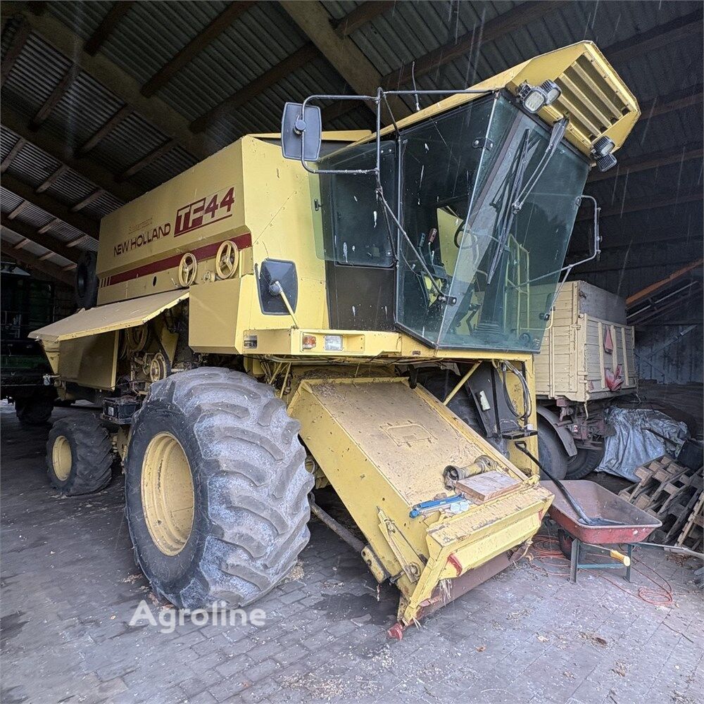 Prodaje se New Holland TF44 kombajn za žito na aukciji