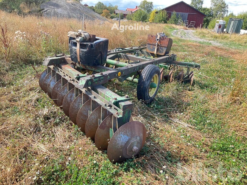 Prodaje se John Deere 2x11 tanjiraču na aukciji