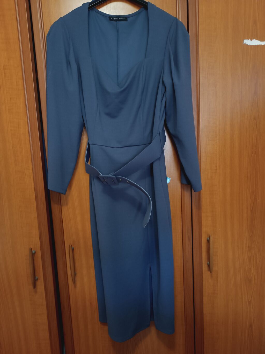 MOHITO midi haljina s pojasom - Model: elegantna midi haljina uskog