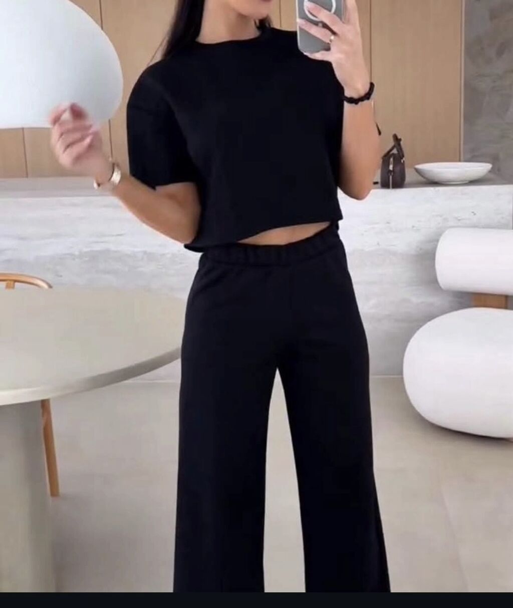 Komplet majica sa kratim rukavima i siroke pantalone sa elasticnim