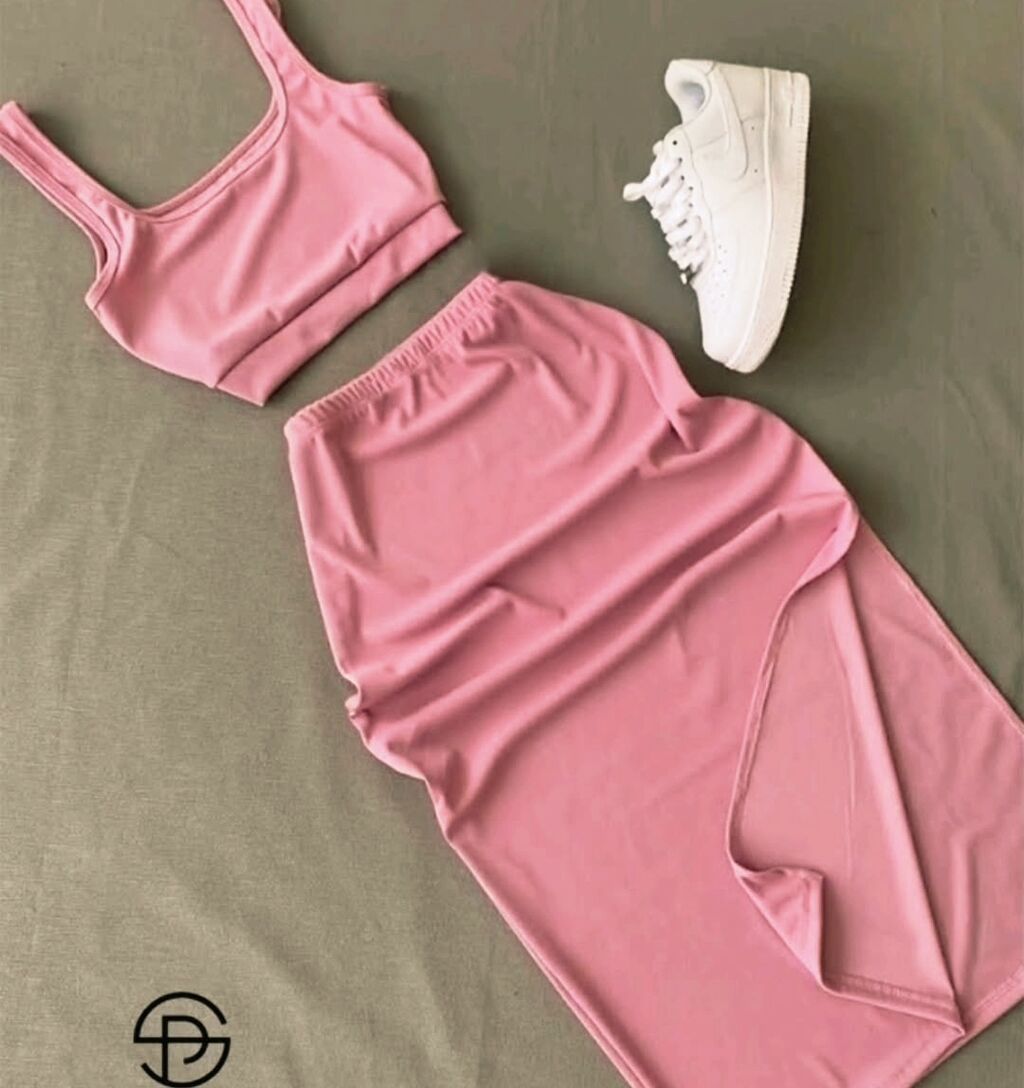 Komplet crop top majica sa sirokim bratelama i midi suknja sa slicem i