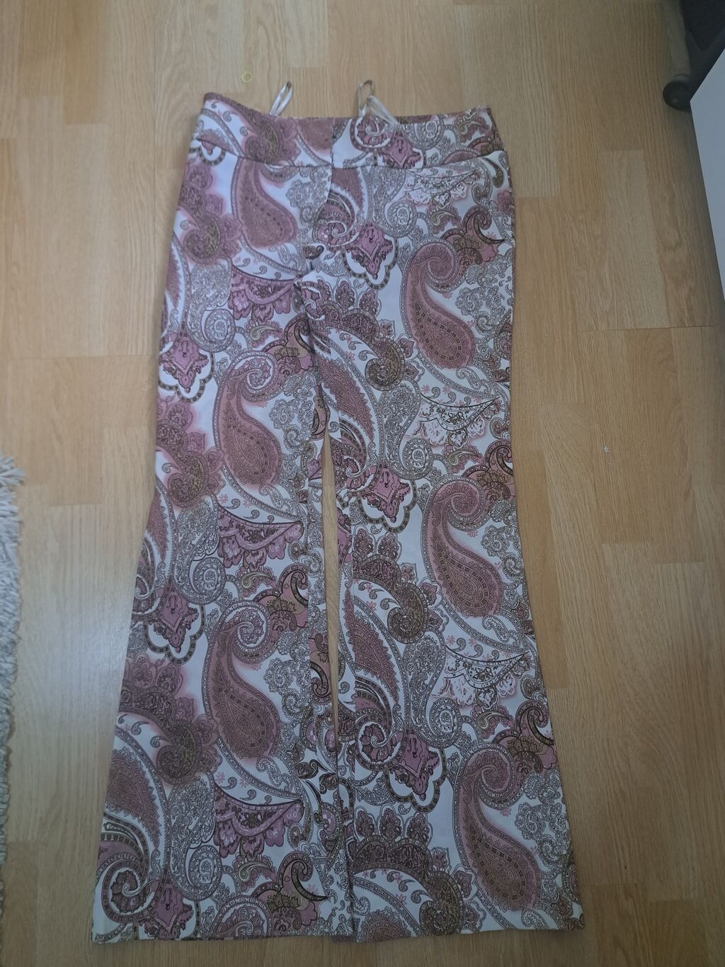 Ženske pantalone sa paisley printom - Kroj: blago zvonaste nogavice