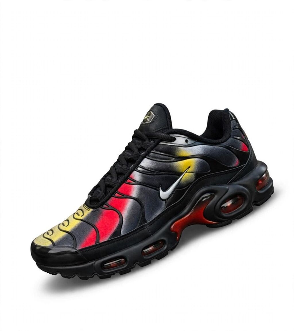 Nike Air Max Plus (Tn) patike – crno‑crveni “flame/gradient” dizajn -