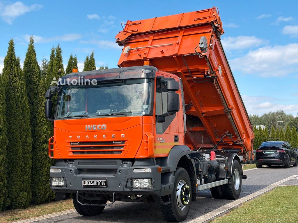 IVECO TRAKKER 330 kiper