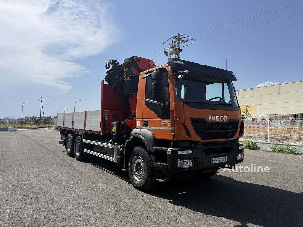 IVECO TRAKKER 330 kamion s ravnom platformom