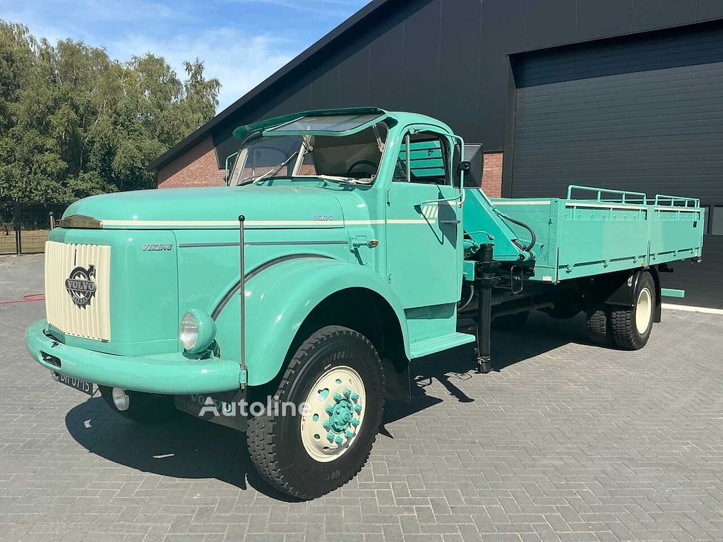 Prodaje se Volvo L485 kamion s ravnom platformom na aukciji