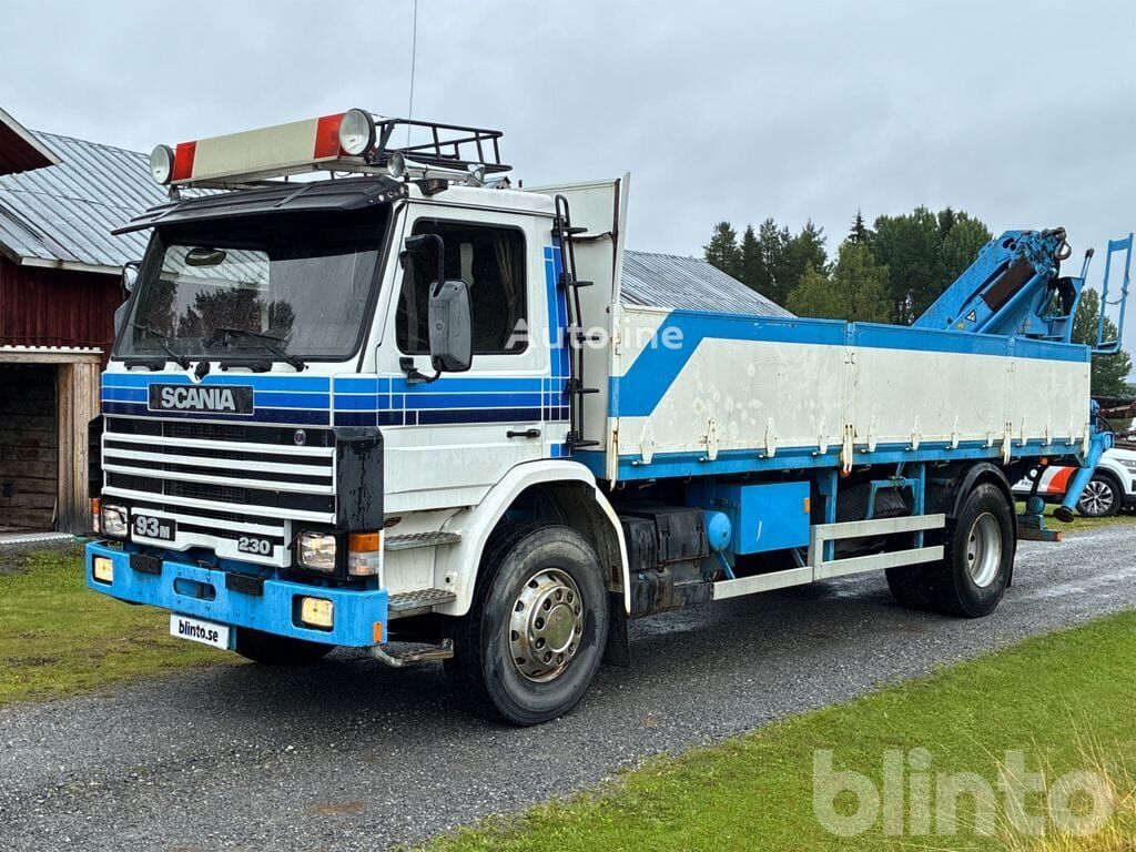 Prodaje se Scania P93ML kamion s ravnom platformom na aukciji