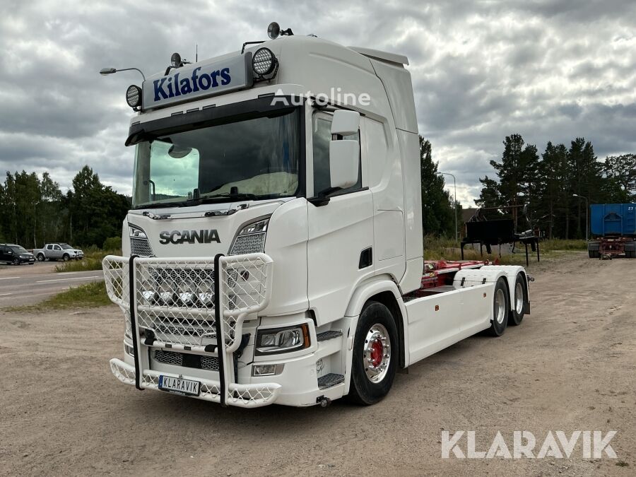 Prodaje se Scania R580 rol kiper sa kukom na aukciji