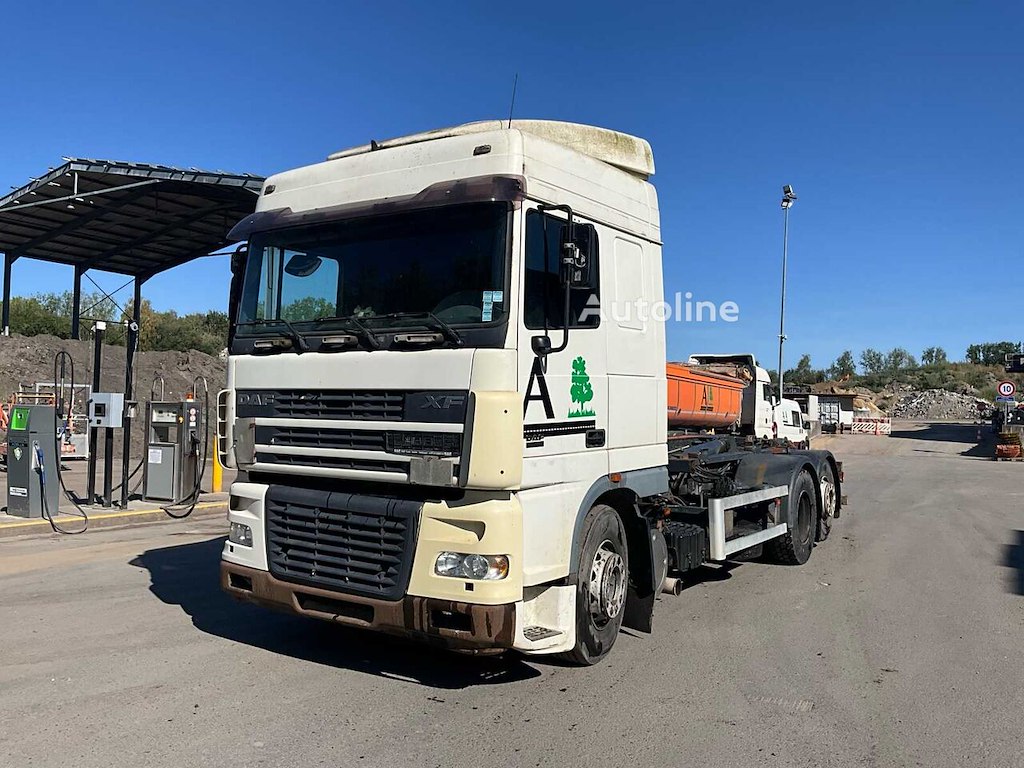 Prodaje se DAF XF 95 rol kiper sa kukom na aukciji