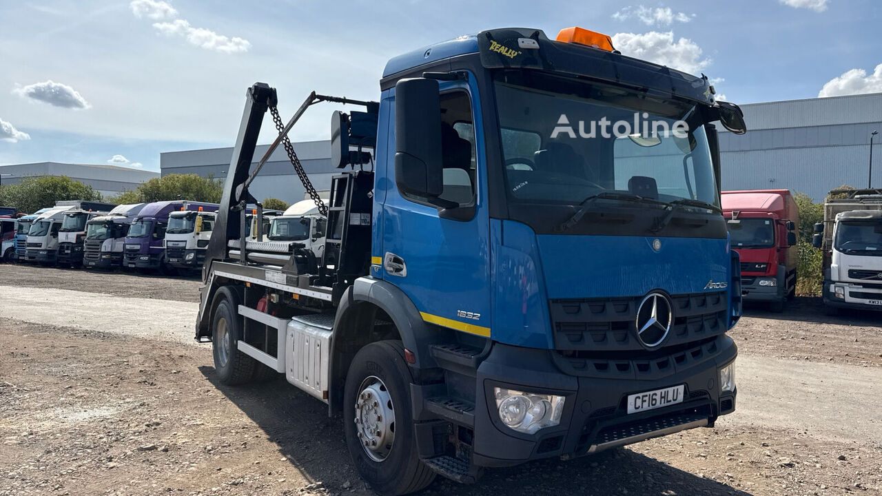 Prodaje se Mercedes-Benz AROCS 1832 kamion podizač kontejnera na aukciji