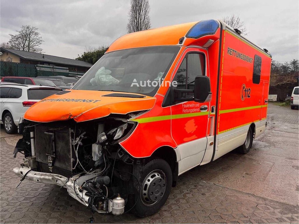 Prodaje se Mercedes-Benz Sprinter vozilo hitne pomoći na aukciji