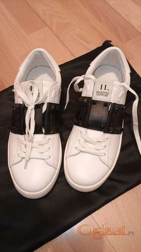 Valentino Garavani Rockstud Untitled br.44. Extra!