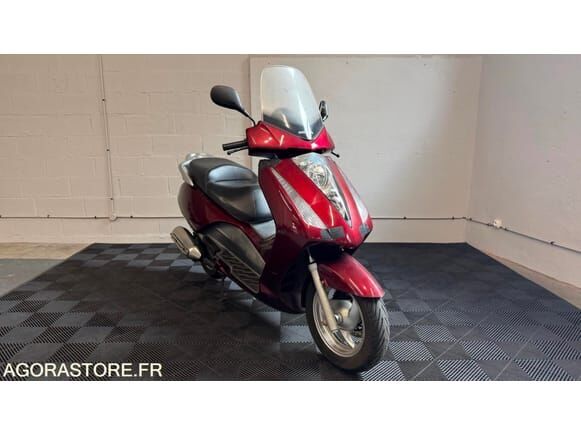 Prodaje se Honda FES125 skuter na aukciji
