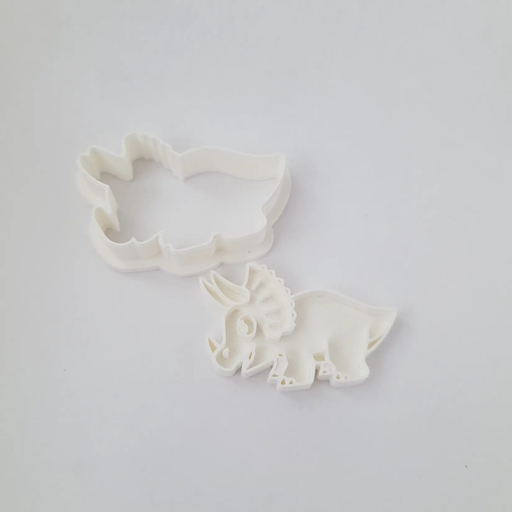 KREATIVNI SLATKIŠI Modla za kolače i ukrase dinosaurus Triceratops, 5 cm, Bela