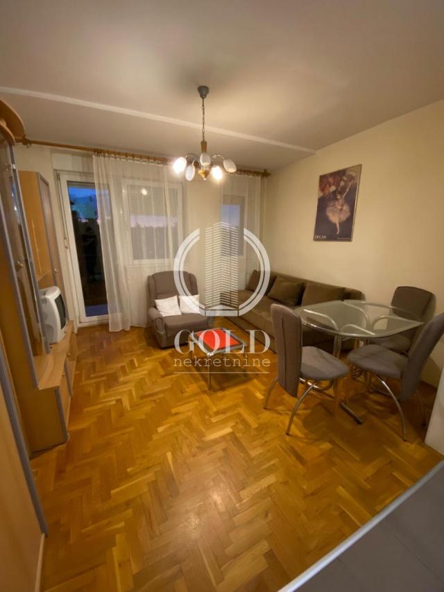 Izdaje se 0.5 stan:Centar-Novi Sad, 29m2, samo za ženske zaposlene osobe ID#12637