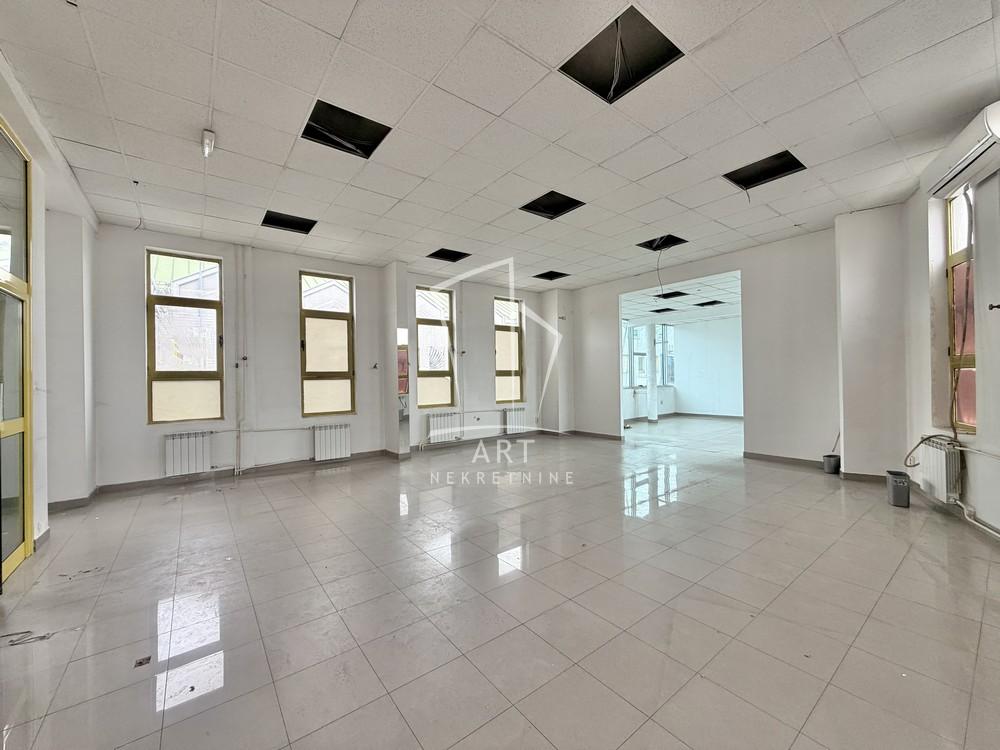Lokal sa velikim izlogom 135m2 ID#15862
270.000 €