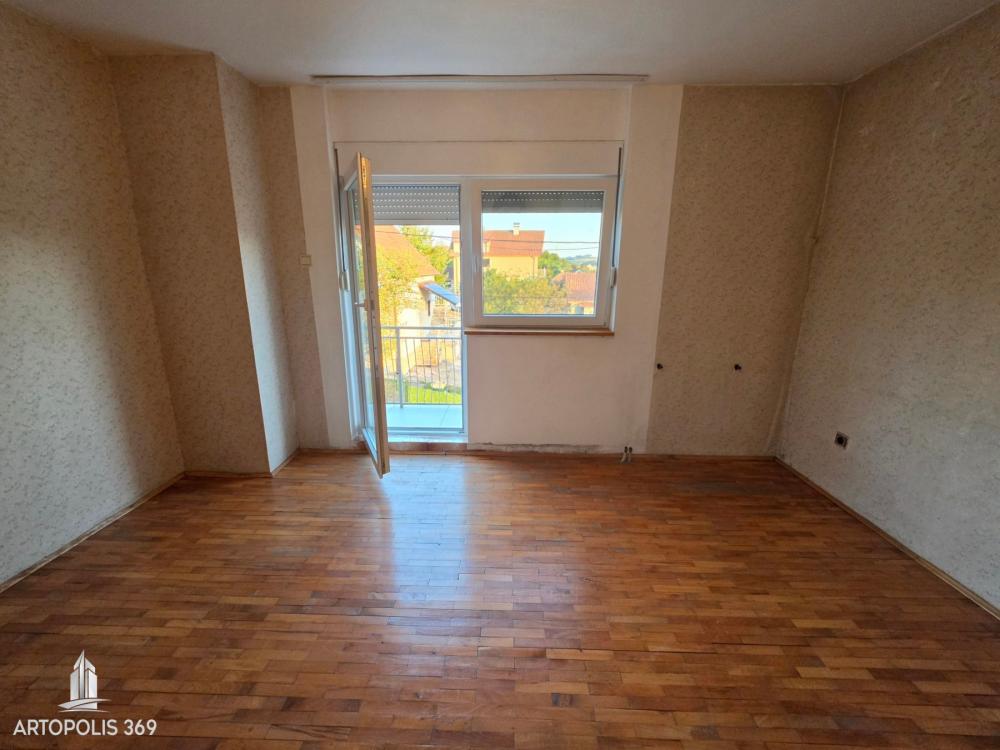 Uknjižena kuća, 250 m2, 7,5 ari, 3 odvojena stana ID#1467
159.000 €
