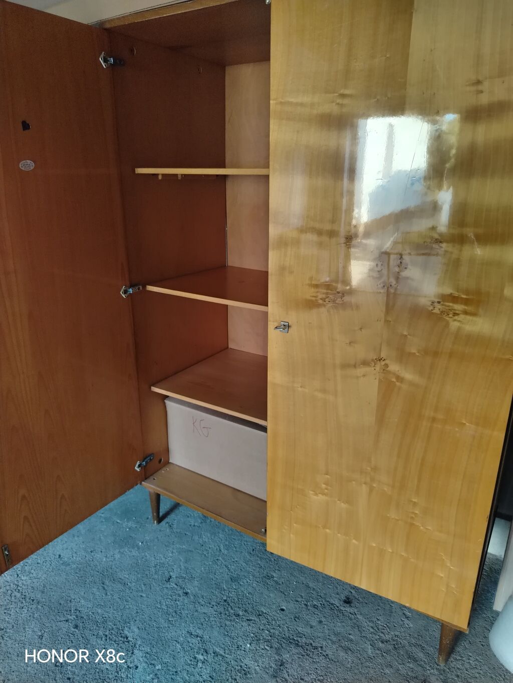 Prodajem dva dvokrilna ormana od punog drveta/furnira, vintage dizajna
