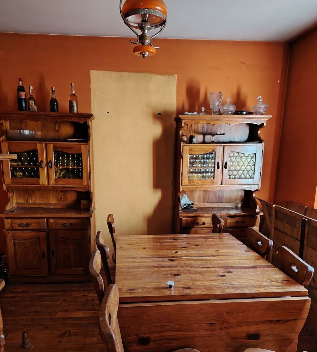 - Trpezarijski set od punog drveta: masivan sto sa preklopnim krilima