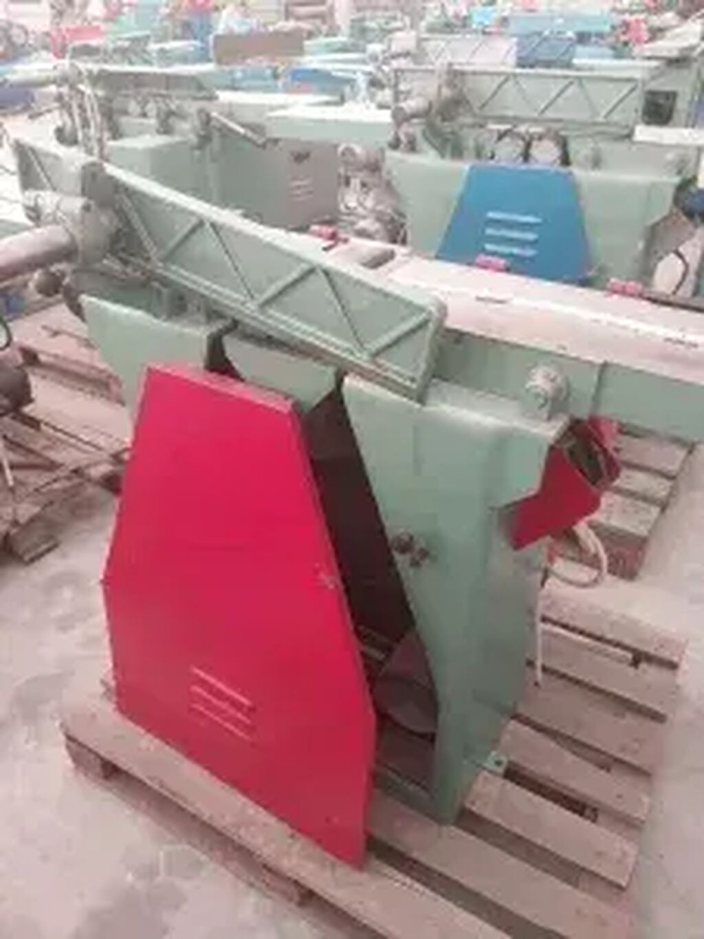 Šmirgl mašina 3009. Širina valjaka: 250 mm. Širina šmirglanja: 200 mm