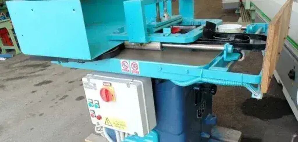 Frezer 733 Prečnik osovine frezera: 35 mm ⚙️ Radni sto: 1000 x 970 mm