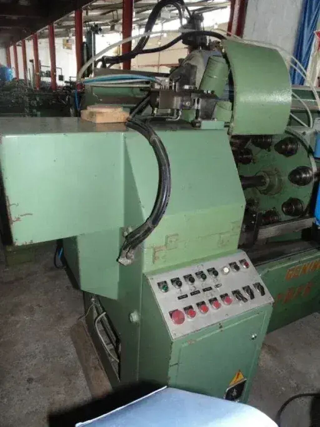 Strug za drvo 829 Snaga motora: 5 KW ⚡ Osam radnih glava    Radna