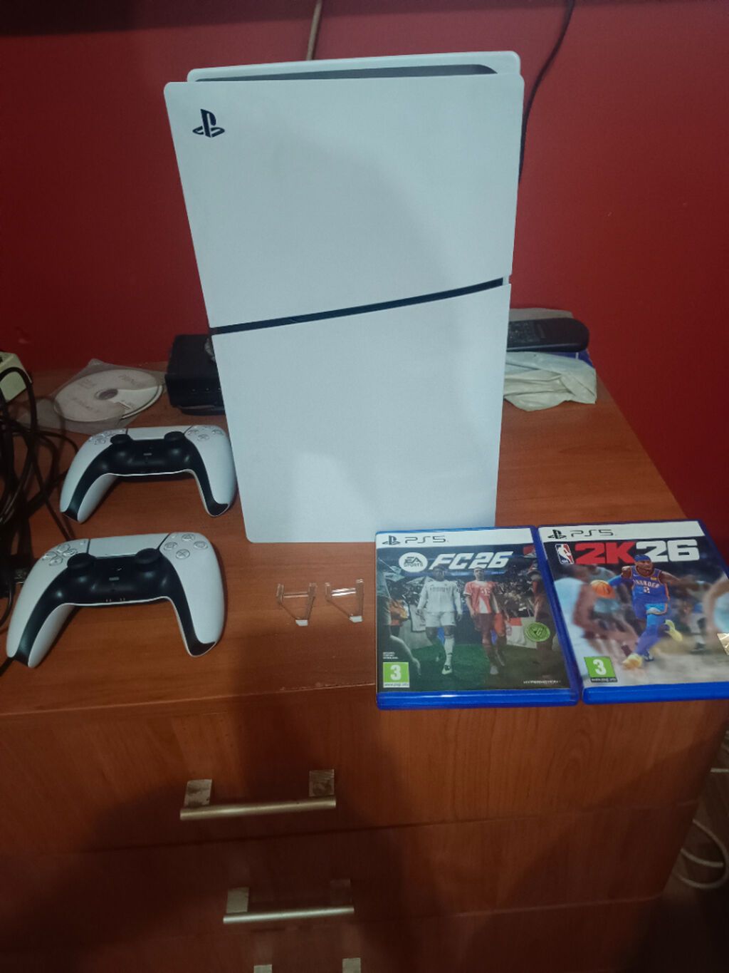 Prodajem sony 5 slim dualsense white 1TB +2 dualsense originalna