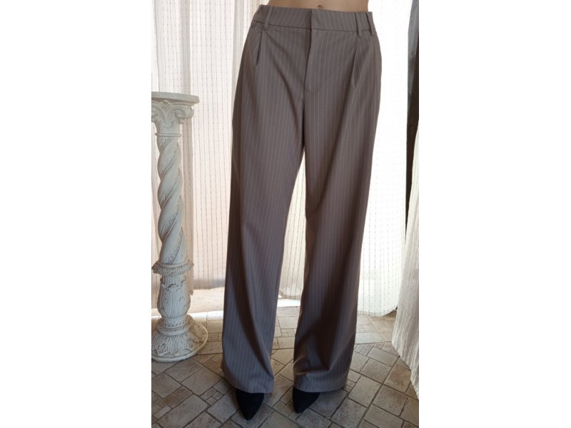 BERSHKA PANTALONE PREDOBRE 36