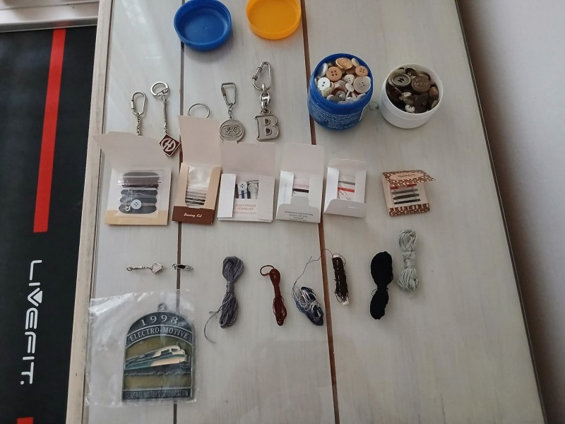 Pozamanterija, privesci za kljuceve, i plaketa