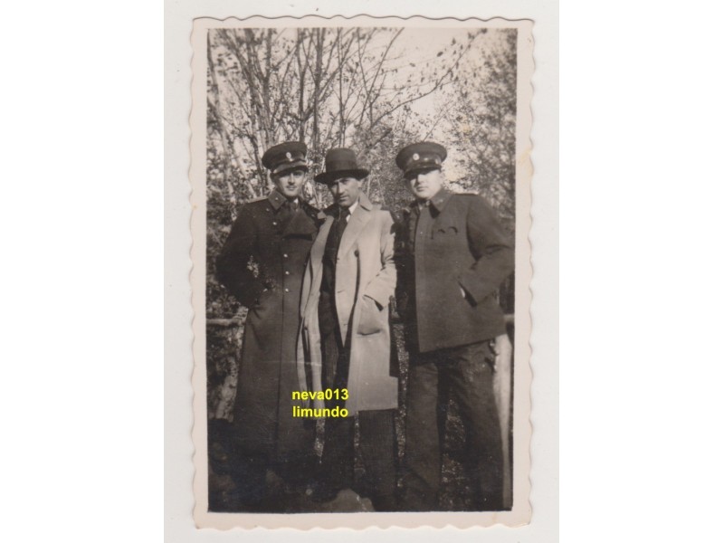 Stara FOTOGRAFIJA - tri muskarca,zajednicka uspomena