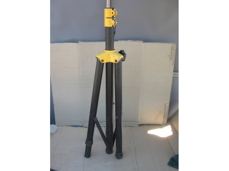 Metalni stalak-tripod