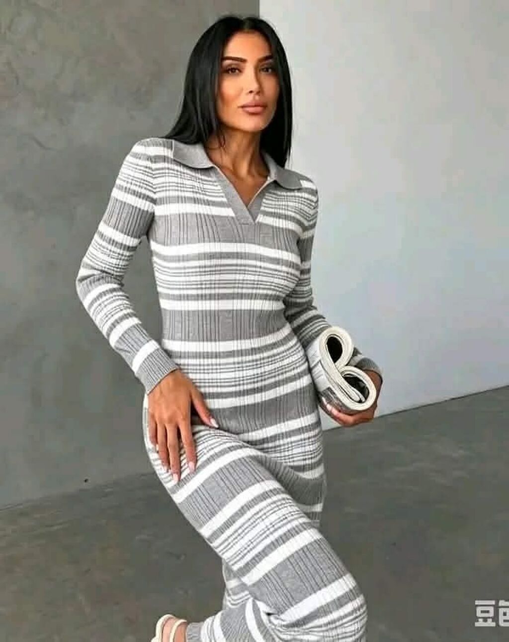 Rebrasto pletena ženska haljina sa prugama - Model: uska rebrasta