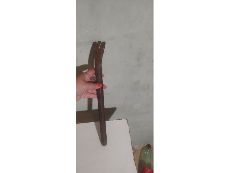 STARA VELIKA MASIVNA ALATKA ZA VAĐENJE EKSERA