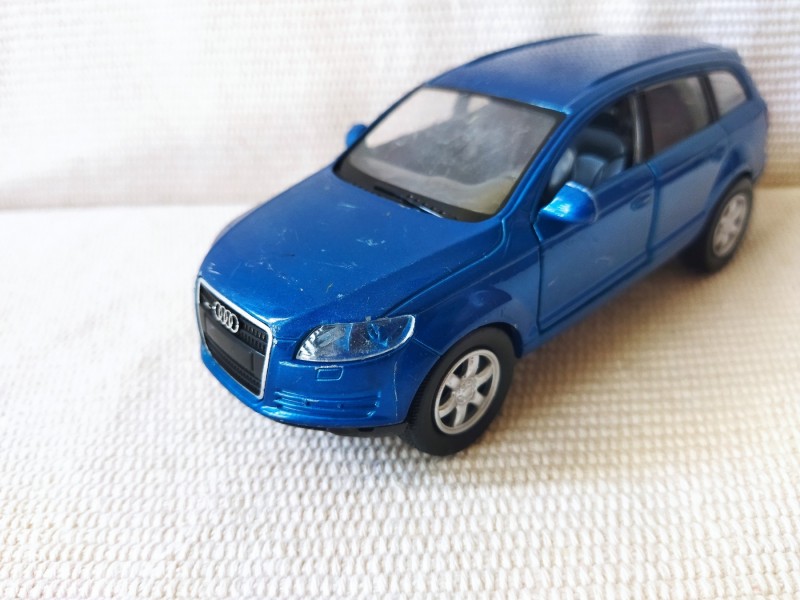 AUDI Q7, OKO 1:24?