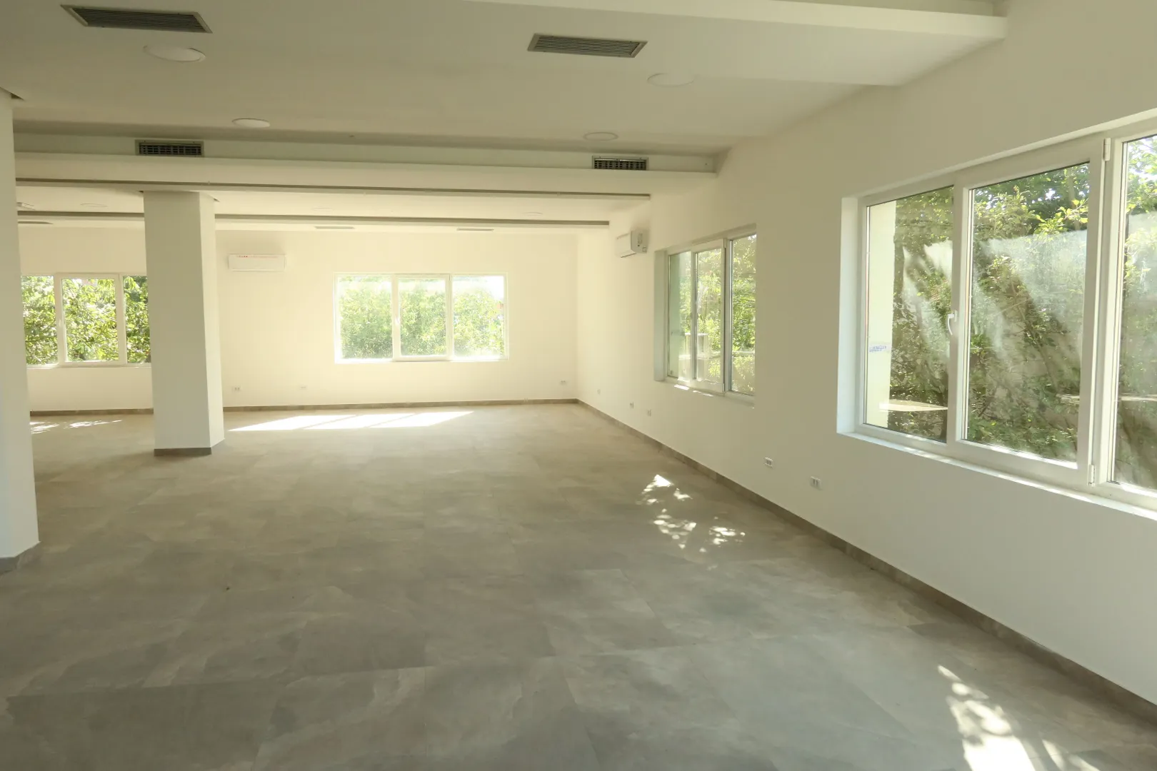 Izdavanje, poslovni prostor, 250m², Zemun Polje, Beograd