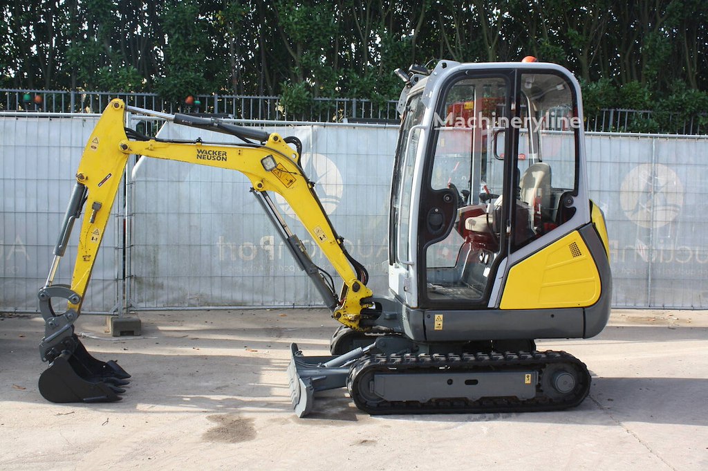Prodaje se Neuson ET18 mini bager na aukciji