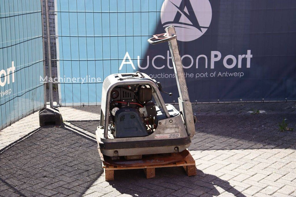 Prodaje se Yanmar FB 250 vibro ploču na aukciji