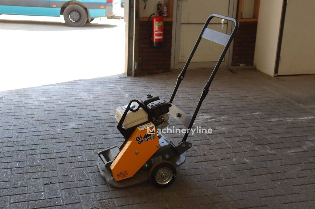 Prodaje se Giant GP1950G vibro ploču na aukciji