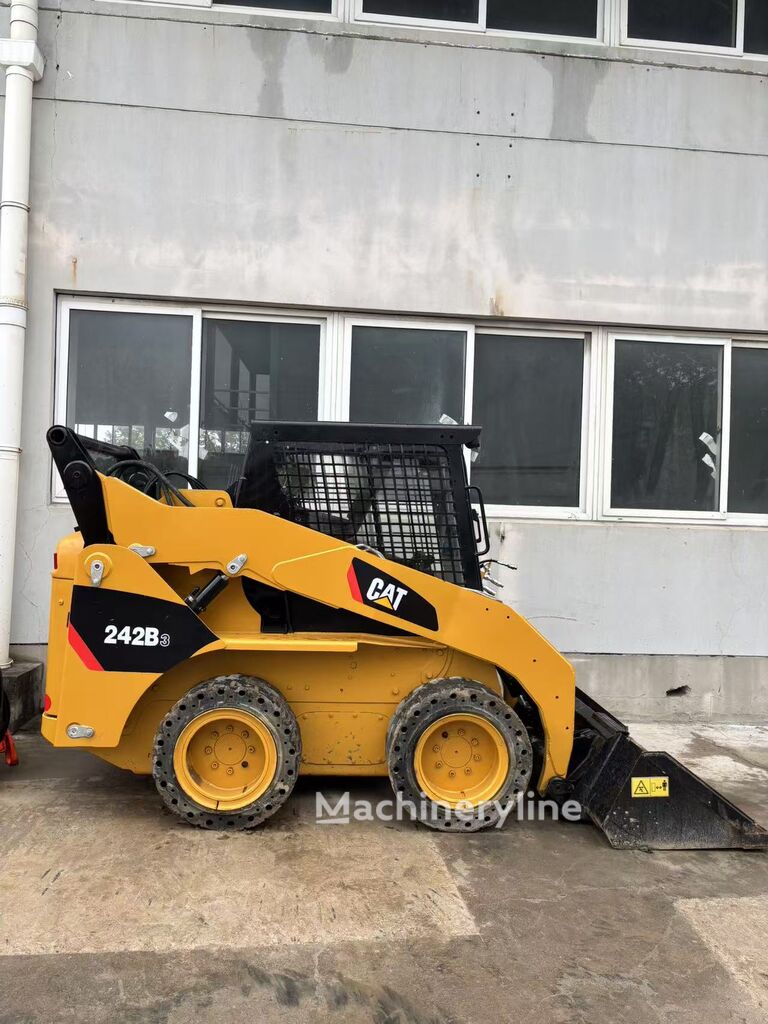 Caterpillar 242B3 mini utovarivač