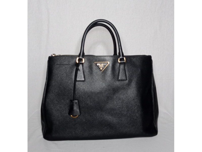 Prada Saffiano Galleria crna kožna torba