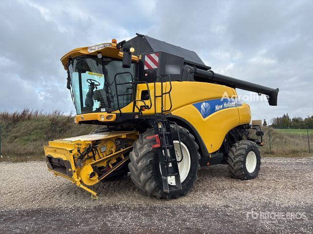 Prodaje se New Holland CR9080 kombajn za žito na aukciji