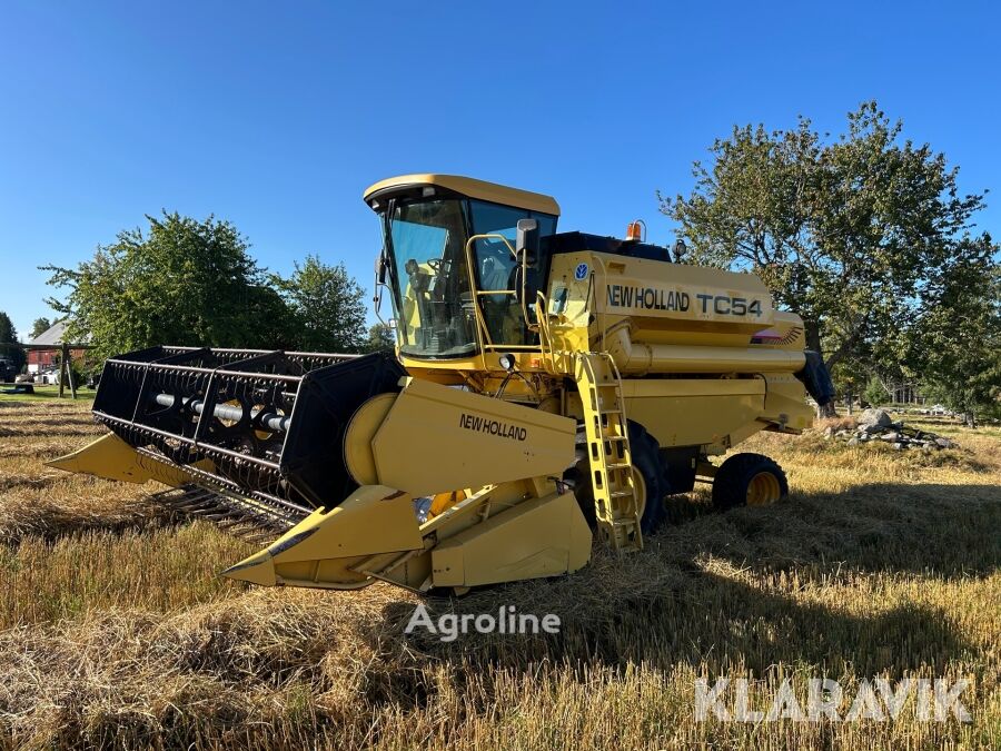 Prodaje se New Holland TC54 15ft kombajn za žito na aukciji