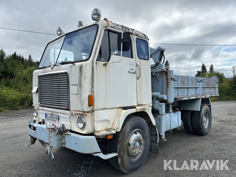 Prodaje se Volvo F88 kamion s ravnom platformom na aukciji