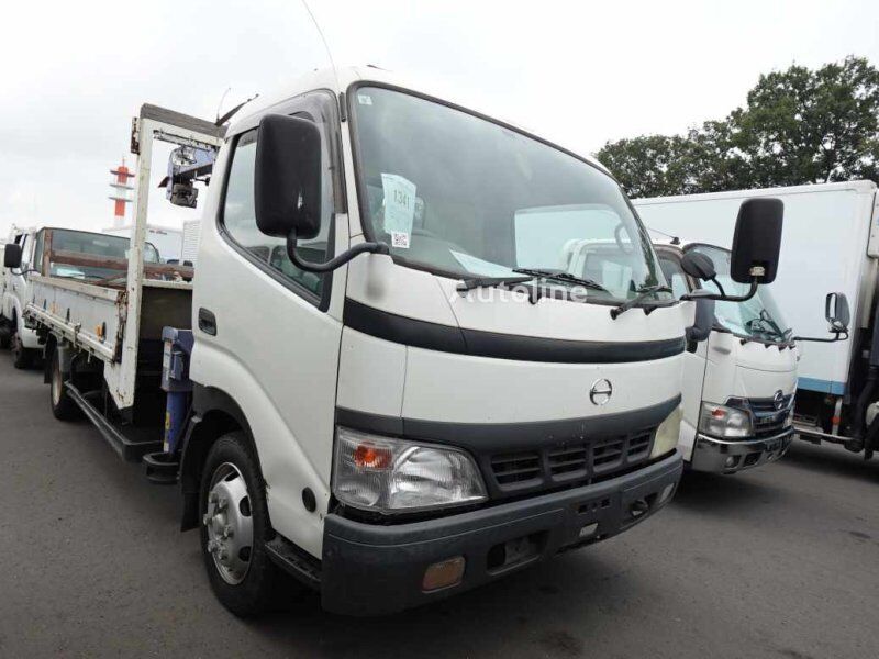Hino DUTRO kamion s ravnom platformom